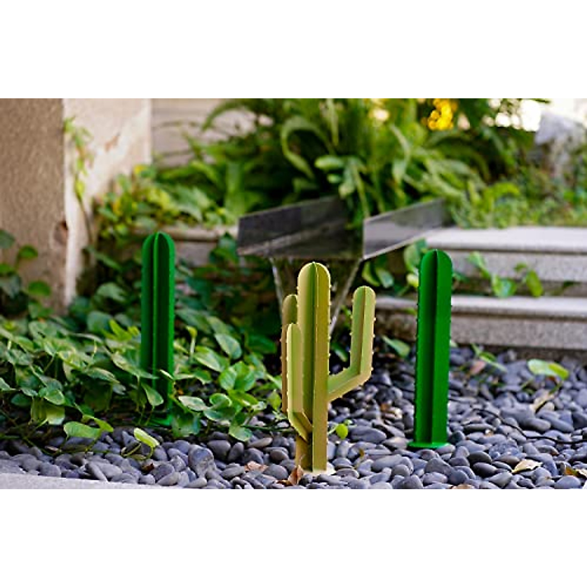 Metal desert cactus Rustic Sculpture The cactus Plant Home Decor Rustic Hand Painted The cactus Garden Ornaments Outdoor Decor Figurines Home Yard Decorations Stakes Lawn Ornaments (3 PCS green)