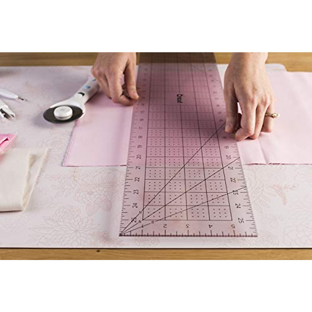 Cricut Rotary Cutter - Rotary Cutter for Fabric, Sewing and Quilting Projects - Compatible For Both Right- and Left-Handed Use - [60mm]