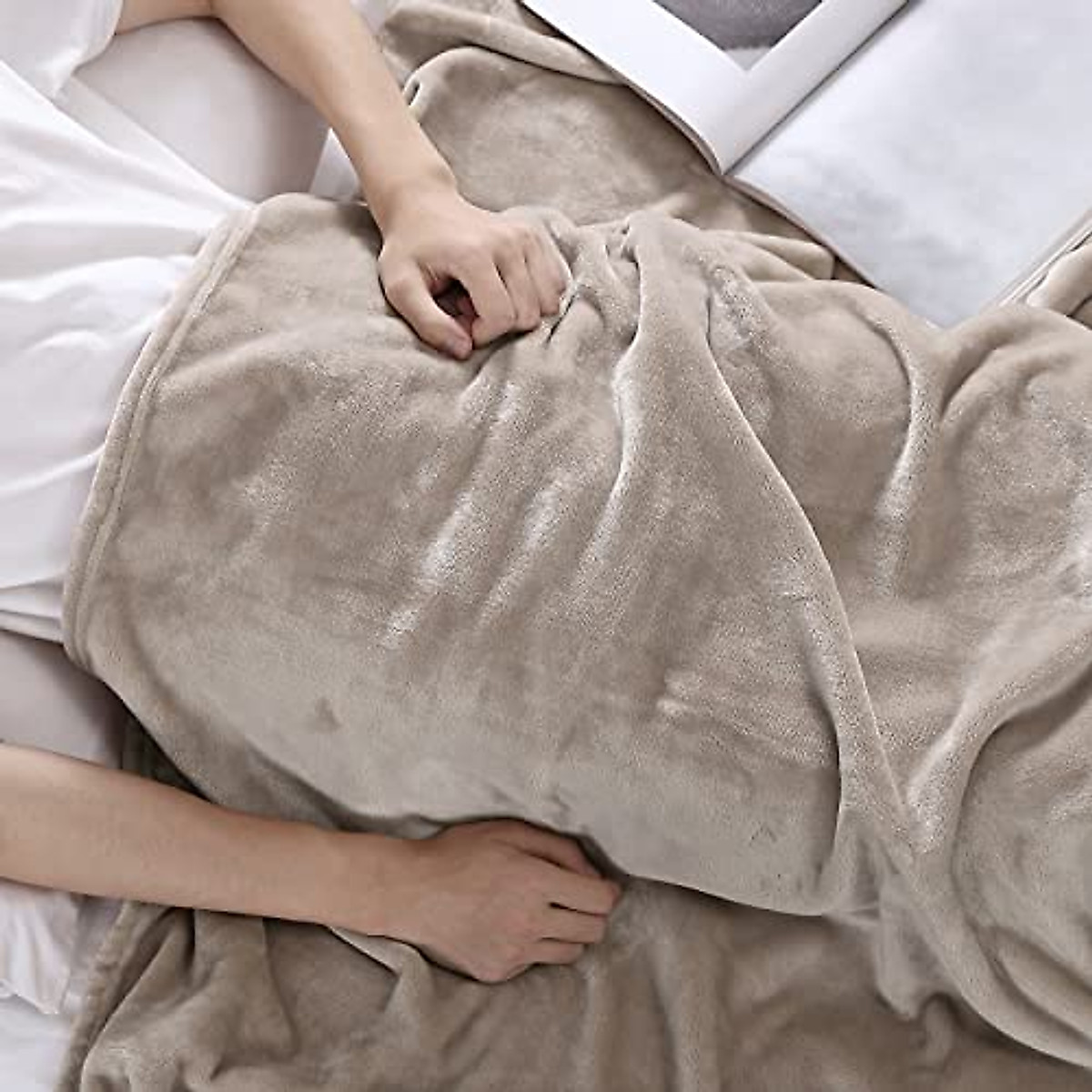 ED Ellen DeGeneres Throw Blanket Soft and Cozy Plush Bedding, Home Decor for All Seasons, 50 x 70, Beige