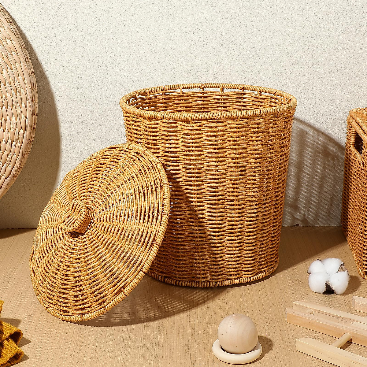 Angoily Wicker Trash Can with Lid, Wicker Bathroom Trash Can, Round Rattan Waste Basket, Woven Trash Can, Wicker Wastebasket Garbage Bin for Bedroom Kitchen Home Office