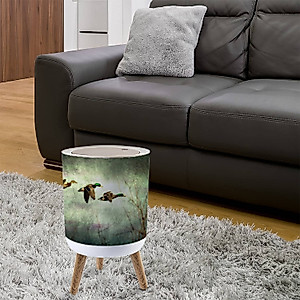 IKFLWJUTFW Small Trash Can with Lid Flight of Mallard Ducks 7 Liter Round Garbage Can Elasticity Press Cover Lid Wastebasket for Kitchen Bathroom Office 1.8 Gallon