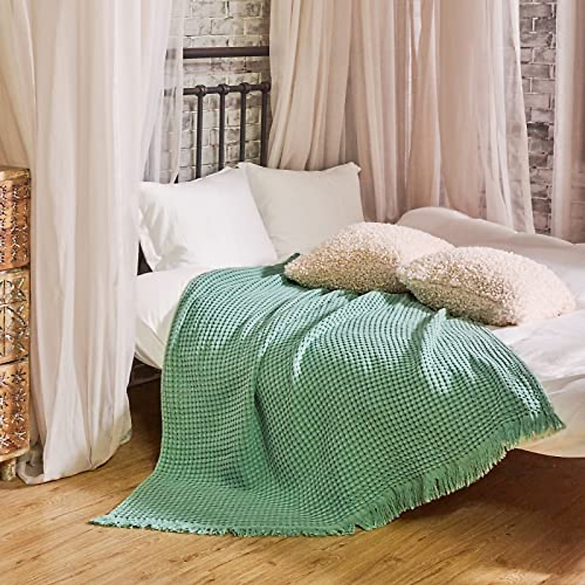 Amélie Home 100% Cotton Waffle Knit Throw Blanket, Soft Lightweight Blanket with Tassels, Decorative Breathable Textured Throw Blankets for Couch Bed Sofa, 50x60, Green
