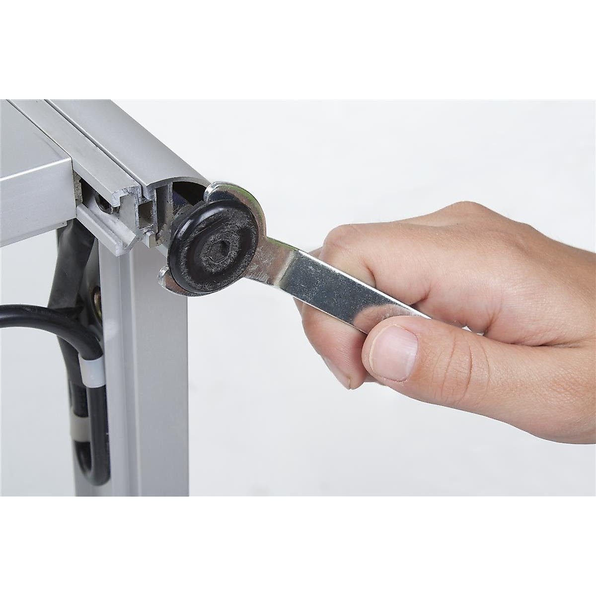 Displays2go, Tall Glass Showcase, Aluminum, Tempered Glass, Melamine – Silver, Clear (SMPLTW02SV)