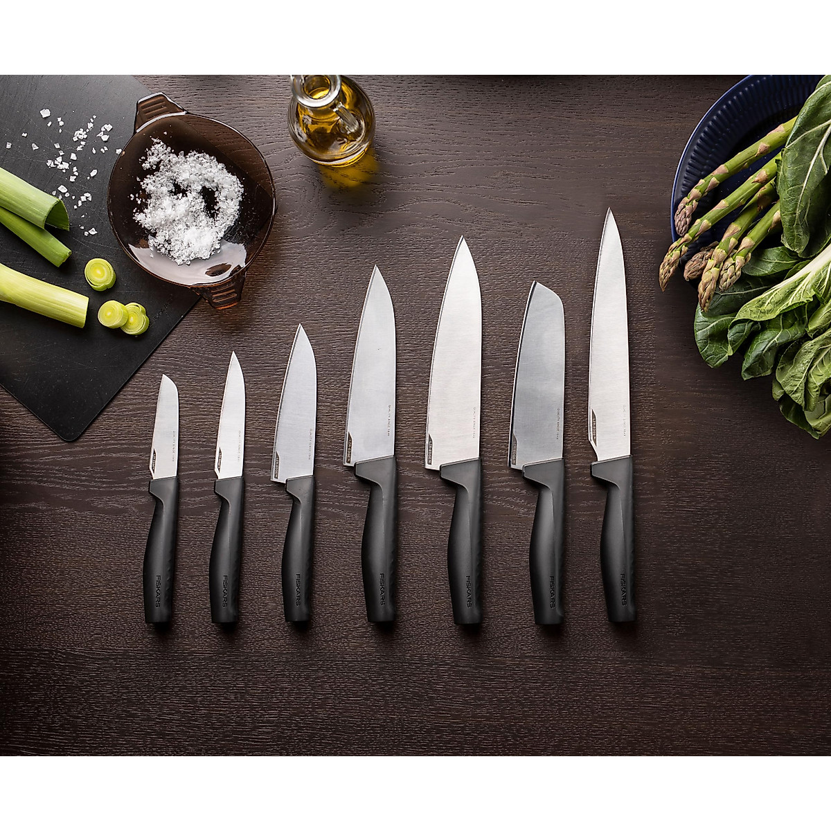 Fiskars 6.3" Santoku Knife, Kitchen Knife for Chopping, Dicing, and Mincing with Japanese Stainless Steel Hard Edge Blade, DIshwasher Safe