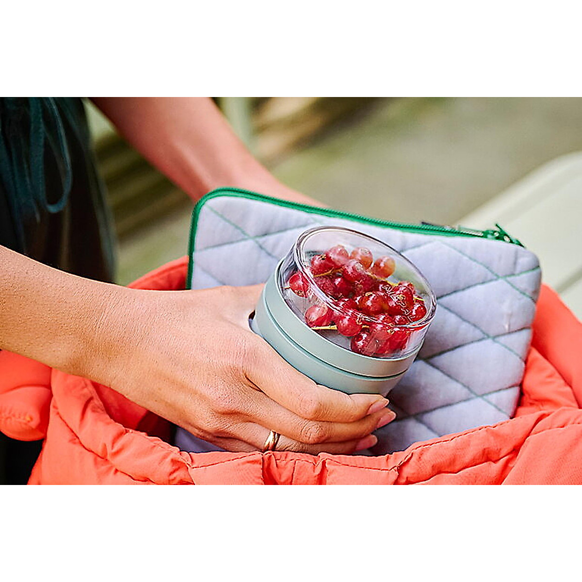 Mepal Overnight Oat jar - Mini - Practical Yoghurt Cup & Muesli Cup - Separate Compartments for Yoghurt & Muesli - Suitable for Freezer, Microwave & Dishwasher - 300 ml + 120 ml - Nordic Black