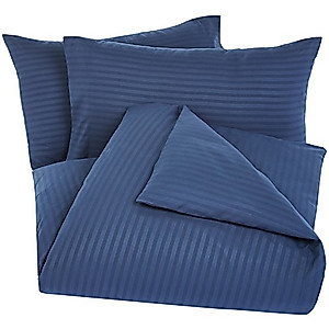 AmazonBasics Deluxe Microfiber Duvet Cover Set with pillow case(s) – 200x200cm, Navy Blue