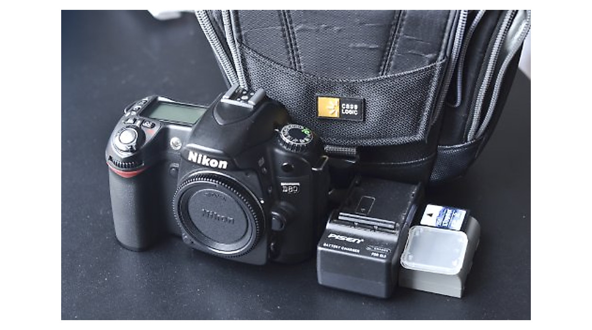 Nikon D80 DSLR Camera - High-Resolution 10.2MP for Creative Photography