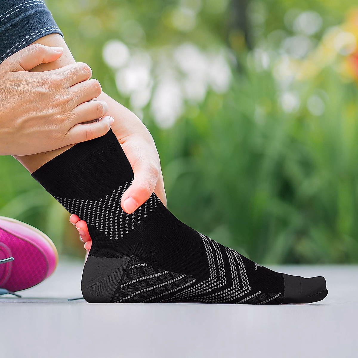 TechWare Pro Plantar Fasciitis Sock – Therapy Grade Targeted Cushion Compression Socks Men & Women. Ankle Brace Foot Sleeve & Arch Support for Achilles Tendonitis & Heel Pain Relief (Blk/Gry SML)