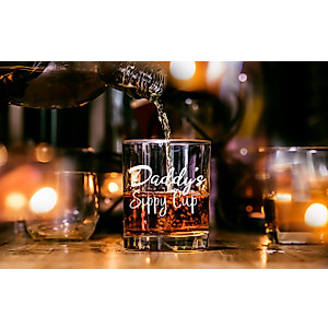 CARVELITA Daddy's Sippy Cup Whiskey Glass - First Time Dad Gifts - 11oz Engraved Old Fashioned Bourbon Rocks Glass - Gifts For New Dad - Dad To Be Gifts - Happy Birthday Daddy - New Dad Gifts For Men