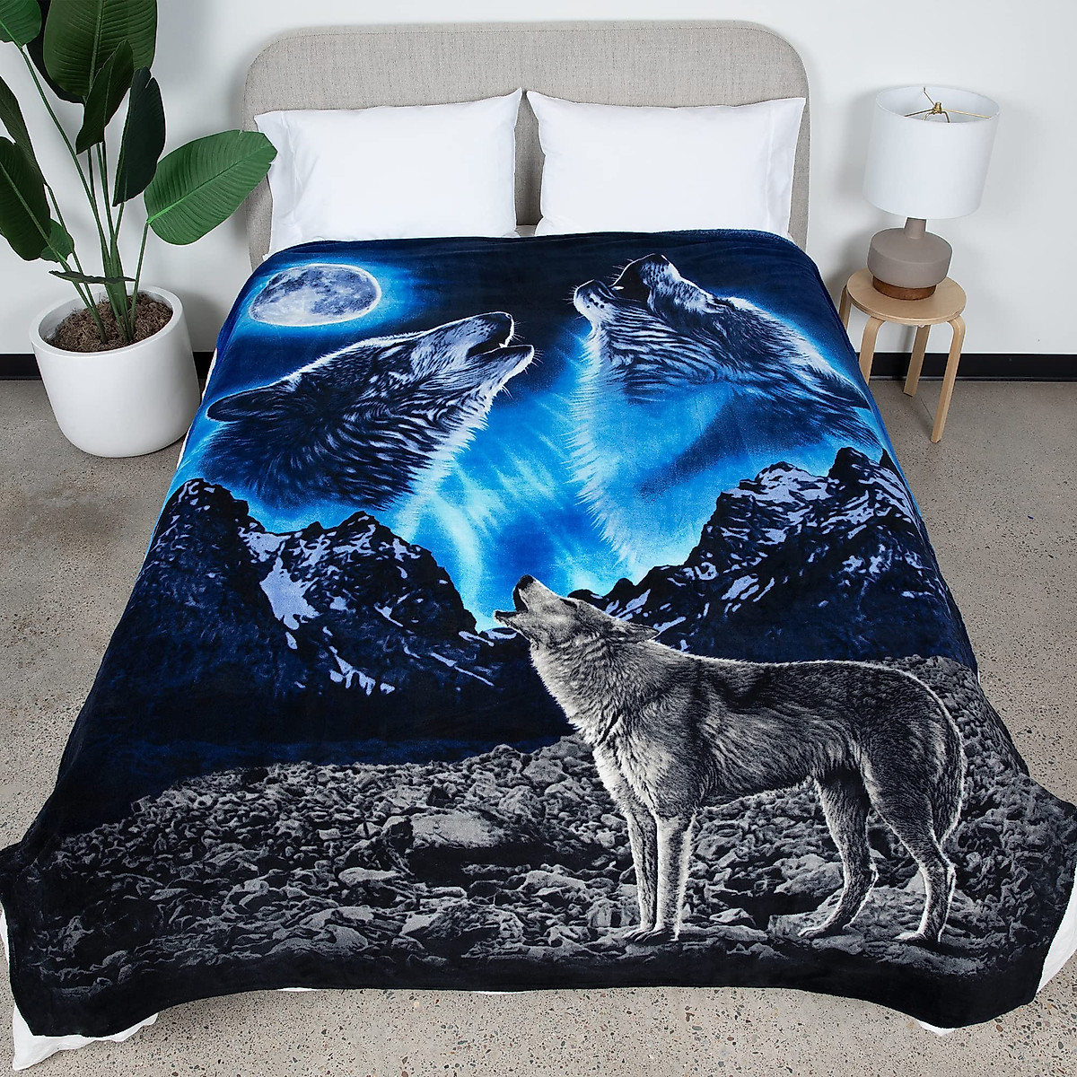 Dawhud Direct Howling Wolves Fleece Blanket - 50 x 60 Inches Soft Plush Blanket for Men, Women, and Kids - Cozy Blanket with Wolf Design for Home Decor, Camping, or Outdoor Use - Gift for Wolf Lovers