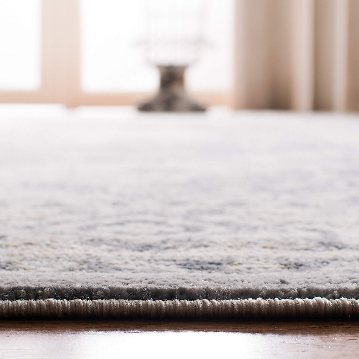 SAFAVIEH Isabella Collection Area Rug - 9' x 12', Grey & Light Grey, Oriental Design, Non-Shedding & Easy Care, Ideal for High Traffic Areas in Living Room, Bedroom (ISA921F)