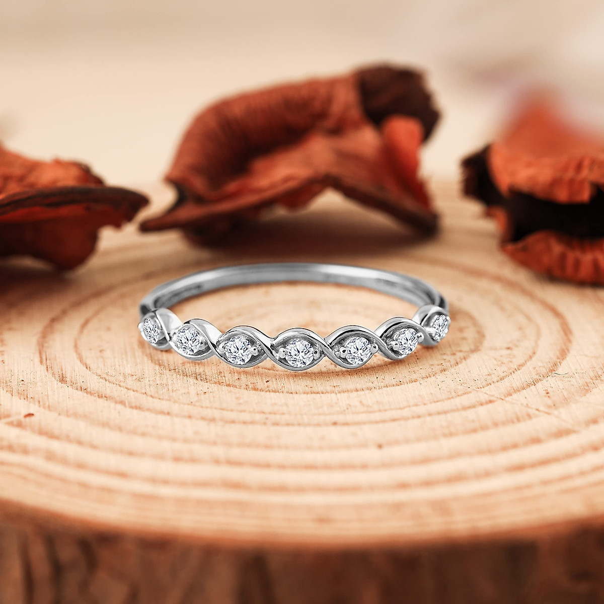 Elmas 1/10ct Round White Diamond 10K White Gold Twisted Band Ring for Women