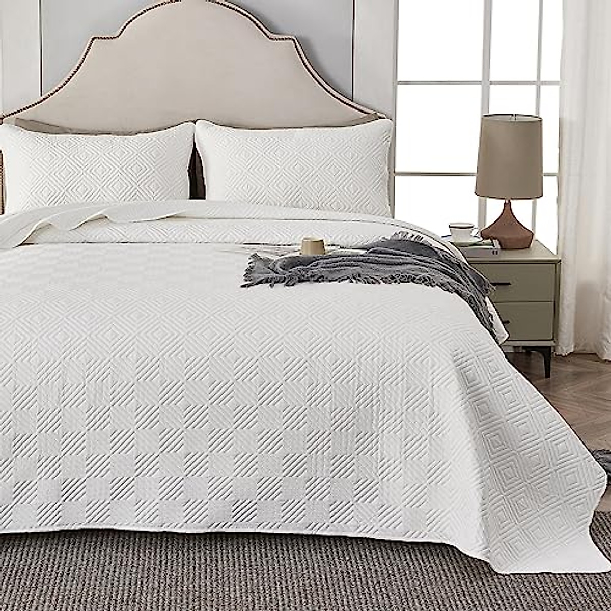 Qucover White Quilt Set California King, Soft Microfiber King Size Quilt Sets Oversized, 3D Ultrasonic Geometric Pattern Lightweight Summer Cal King Quilt 118x106, and 2 Pillow Shams