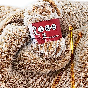 200g Faux Fur Crochet Yarn for Beginners, Fluffy Thick Velvet Crochet Yarn Super Soft Yarn Chunky Yarn for Crocheting Stuffed Animal Dolls Cushions Hats, 100g/Roll