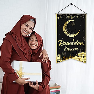 Ramadan Kareem Hanging Door Sign Ramadan Decorative Hanging Sign Muslim Party Decorations Black Gold Moon Lantern Banner for Ramadan Kareem Eid Mubarak Home Decor Muslim Ramadan Party Supplies Favor