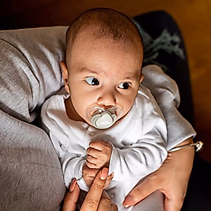 Tommee Tippee Night Time Glow in The Dark Pacifiers, Symmetrical Design, BPA-Free Silicone, 6-18m, 6 Count