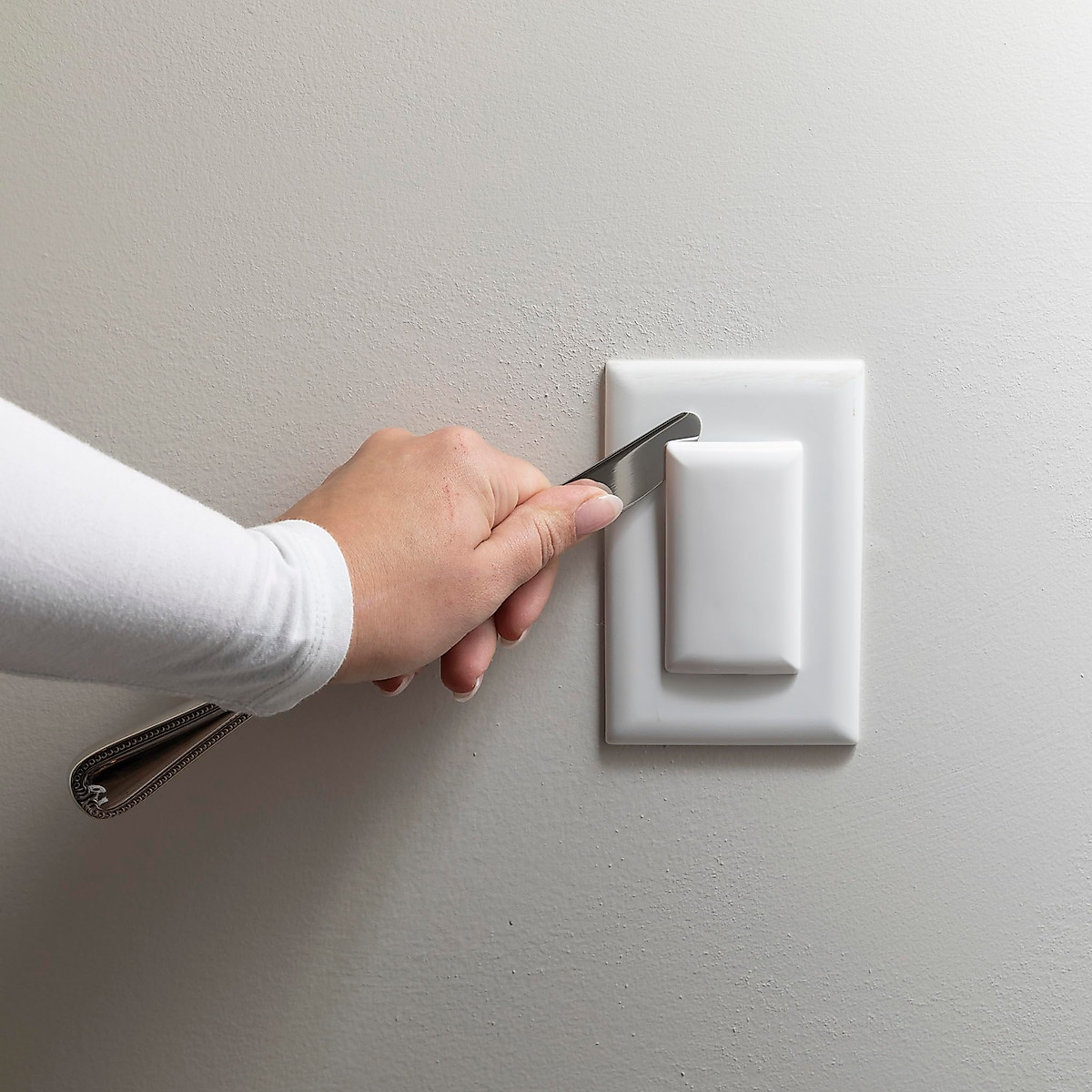 Qdos StayPut Double Outlet Plug Cover - One Plug Covers both Outlets! - Secure Fit and Beveled Edges Prevent Small Fingers from Removing Unlike Inferior Products| Fits All Outlets | 6 pack | White