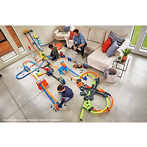 Hot Wheels Colossal Crash Track Set, Figure 8 Track Set, Competitive Play, Aerial Stunts, Toys for Boys Age 5 and Up