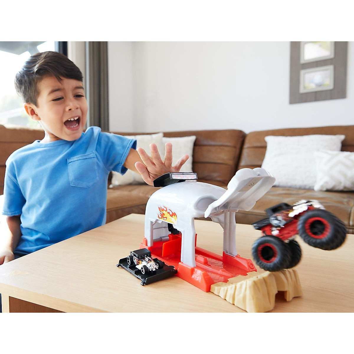 Hot Wheels Monster Truck Pit & Launch Play Sets with a Monster Truck and a 1:64 car, Team Bone Shaker, Multicolor