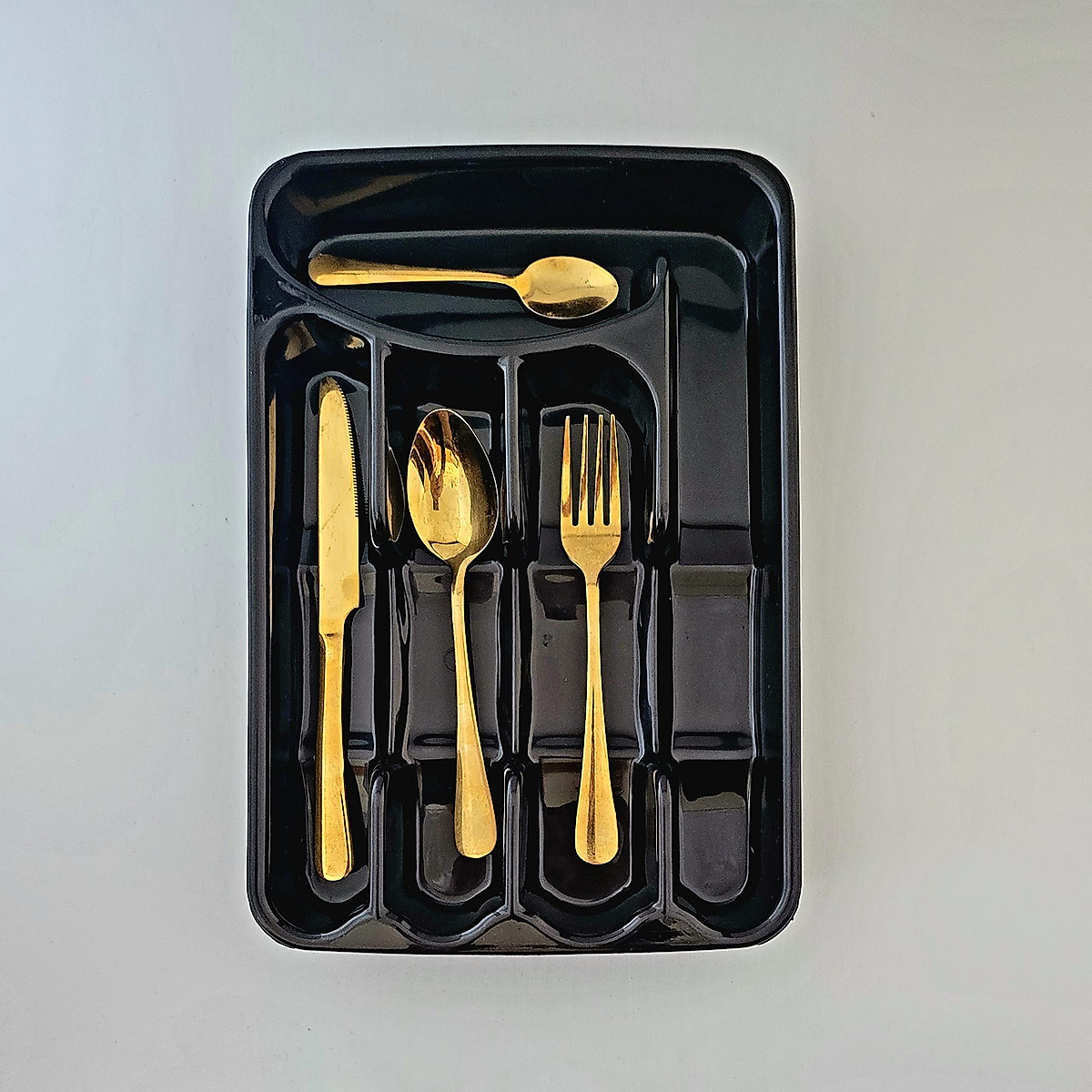Utensil and Silverware Organizer tray for drawer with cover -Cutlery Flatware Organizer with lid - for kitchen drawer, BBQ, picnic, Covered flatware tray,5 Compartments - Plastic (BLACK)