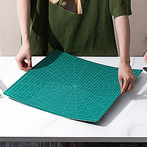 Cinnvoice 18 x 18 Inches 360° Cutting Mat Self Healing 360° Square Quilt Mat Cutting Mat with Non Slip Base for Quilting Fabric Cutting and Art Projects (Green)