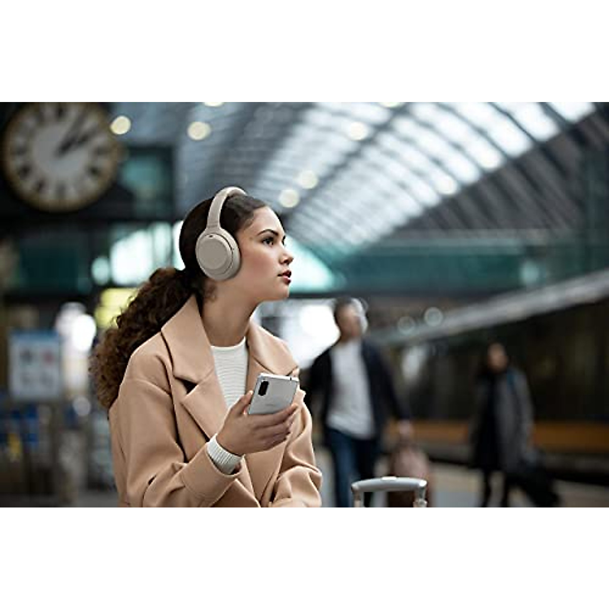Sony Noise Cancelling Wireless Headphones - 30hr Battery Life - Over Ear Style - Optimised for Alexa and Google Assistant - Built-in mic for Calls - WH-1000XM4S.CE7 - Limited Edition - Silver/Gold
