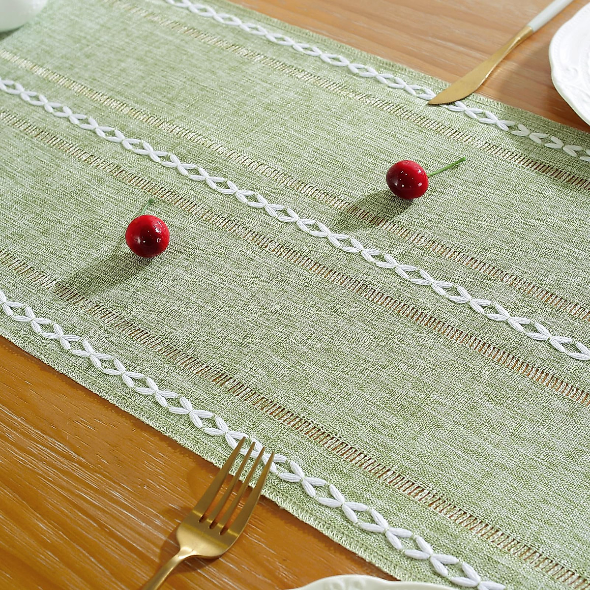 Laolitou Rustic Table Runner with Tassels, Cotton Linen Table Decoration for Christmas Holiday Party, Farmhouse Table Runners, Wedding and Dining Decorations, 72 Inches, Sage Green