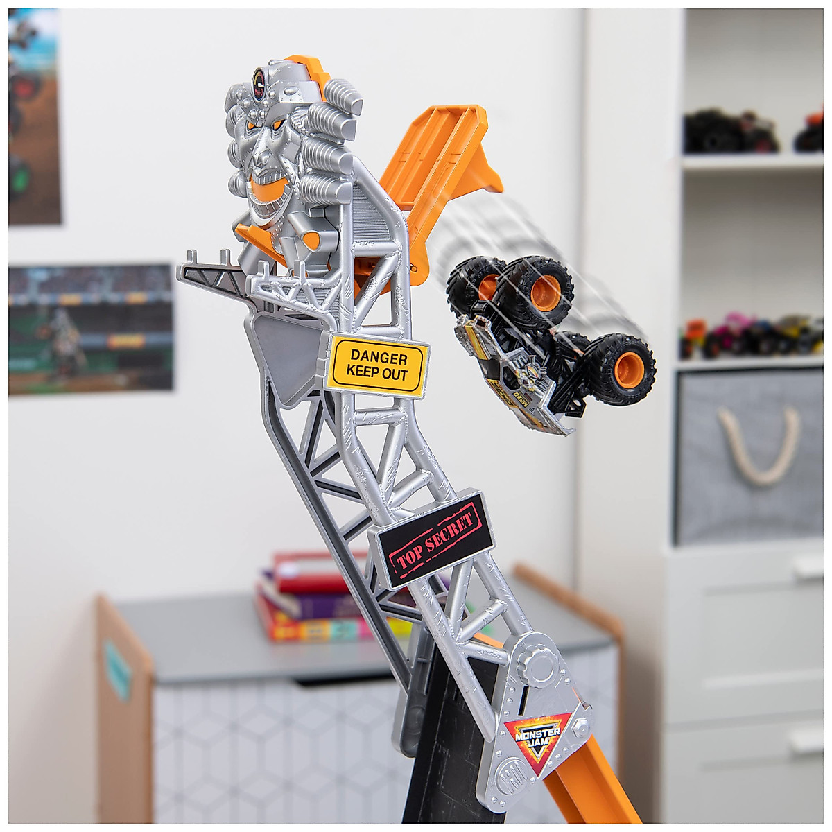 Monster Jam, Official Max-D Break Free Playset with Exclusive 1:64 Scale Max-D Die-Cast Monster Truck