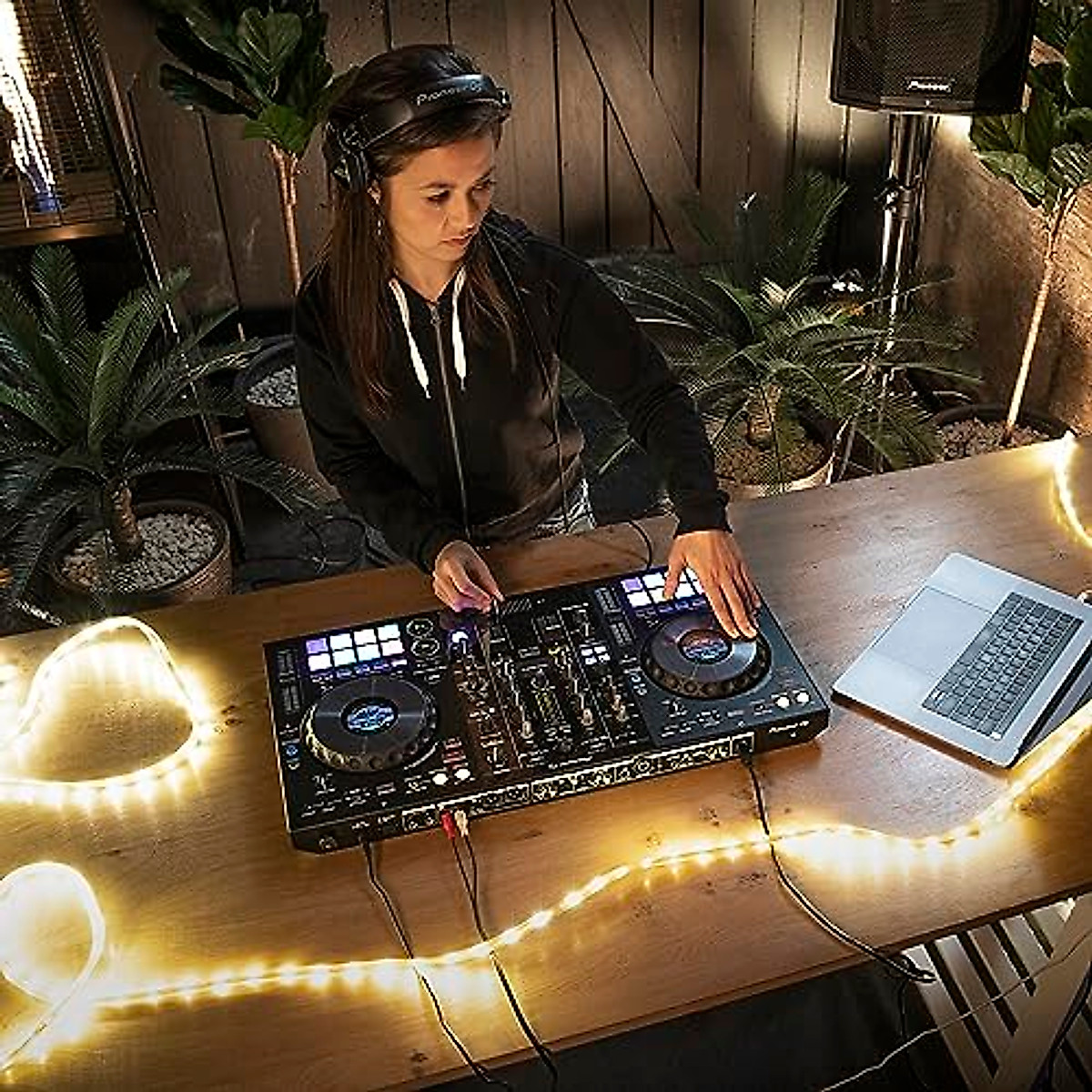 Pioneer DJ DDJ-800 2-Deck Rekordbox DJ Controller