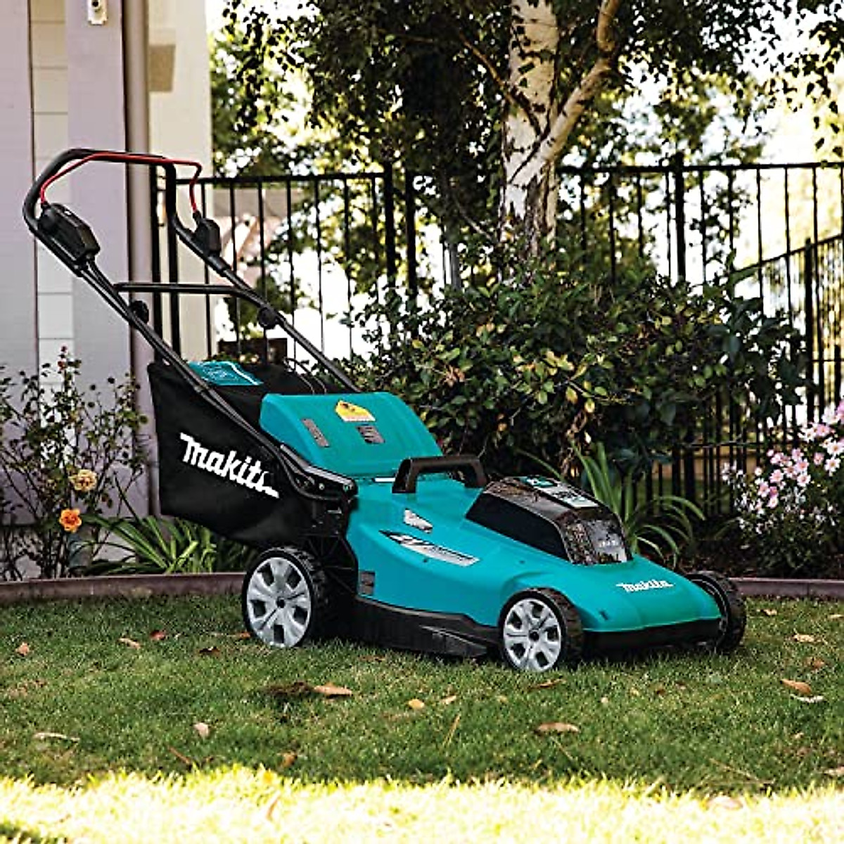 Makita XML10CM1 36V (18V X2) LXT® 21" Lawn Mower Kit with 4 Batteries (4.0Ah)