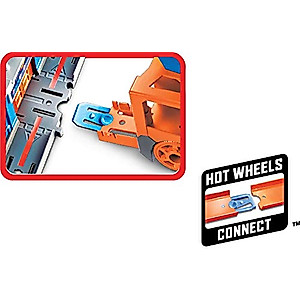 Hot Wheels Toy Car Shark Chomp Transporter & 1:64 Scale Car, Connects to Hot Wheels Track & Stores 5 Scale Vehicles