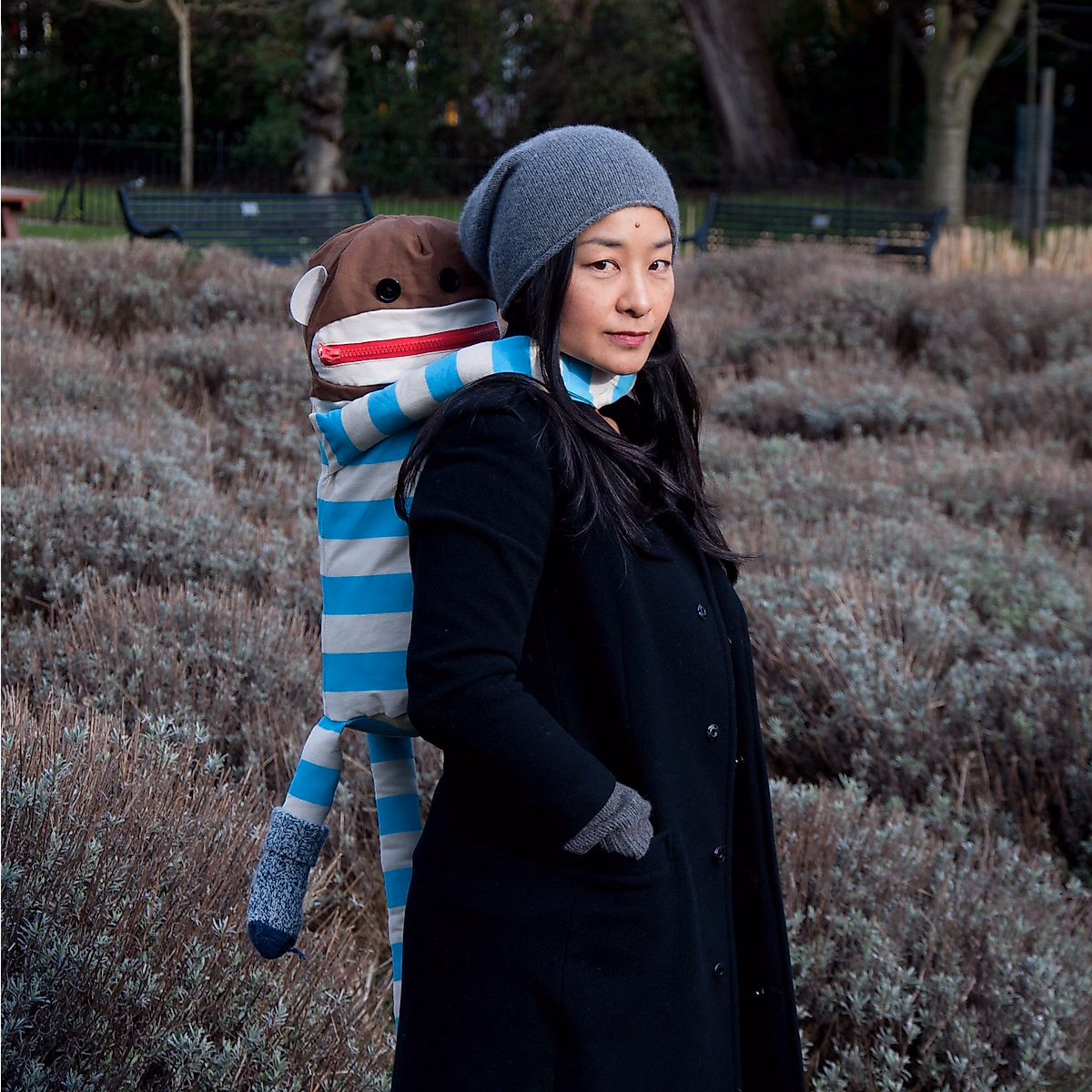 SUCK UK Sock Monkey Laundry Bag and Hanging Washing Basket with Velcro Hands, Multicolor