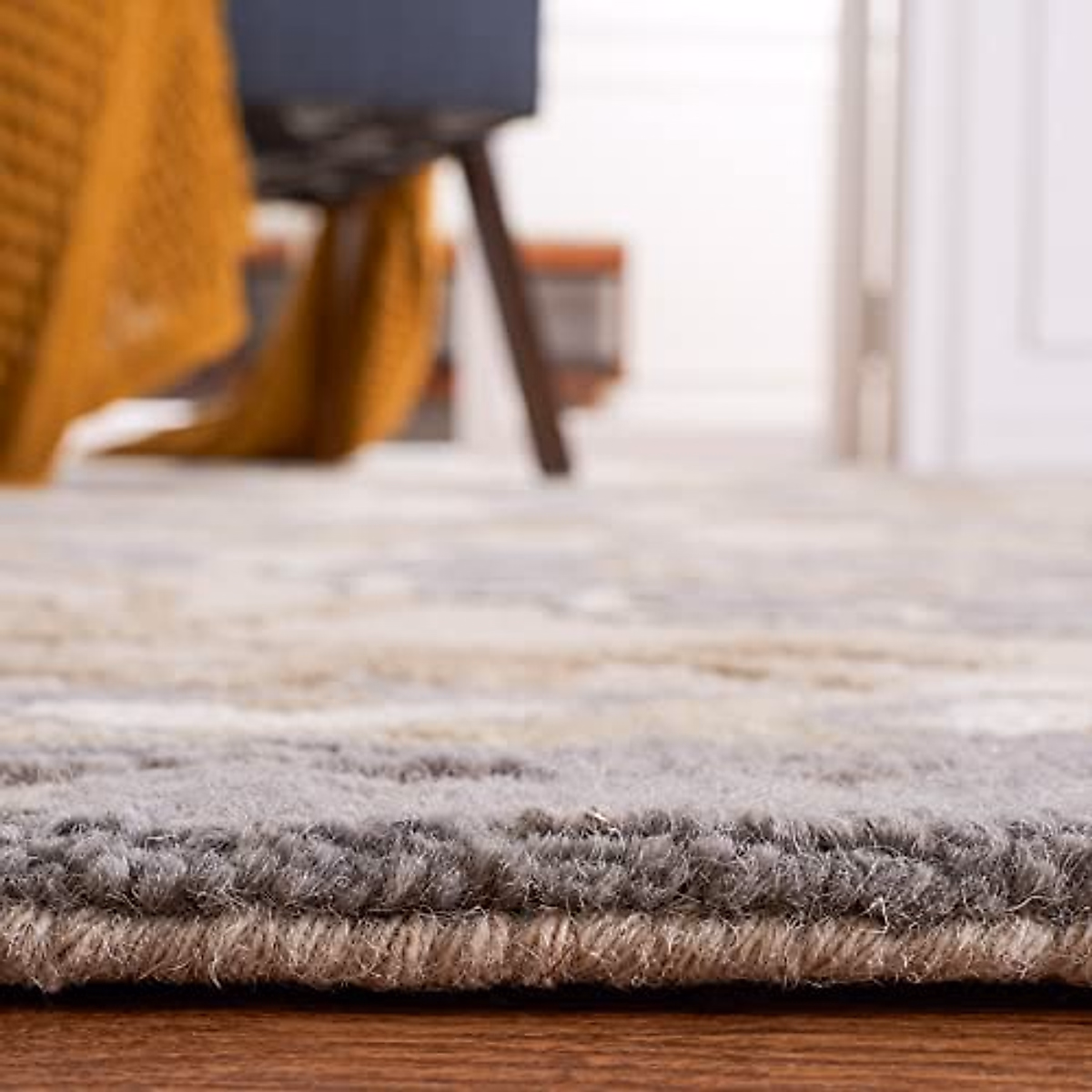 SAFAVIEH Blossom Collection Area Rug - 8' x 10', Grey & Beige, Handmade French Country Floral Wool, Ideal for High Traffic Areas in Living Room, Bedroom (BLM375F)