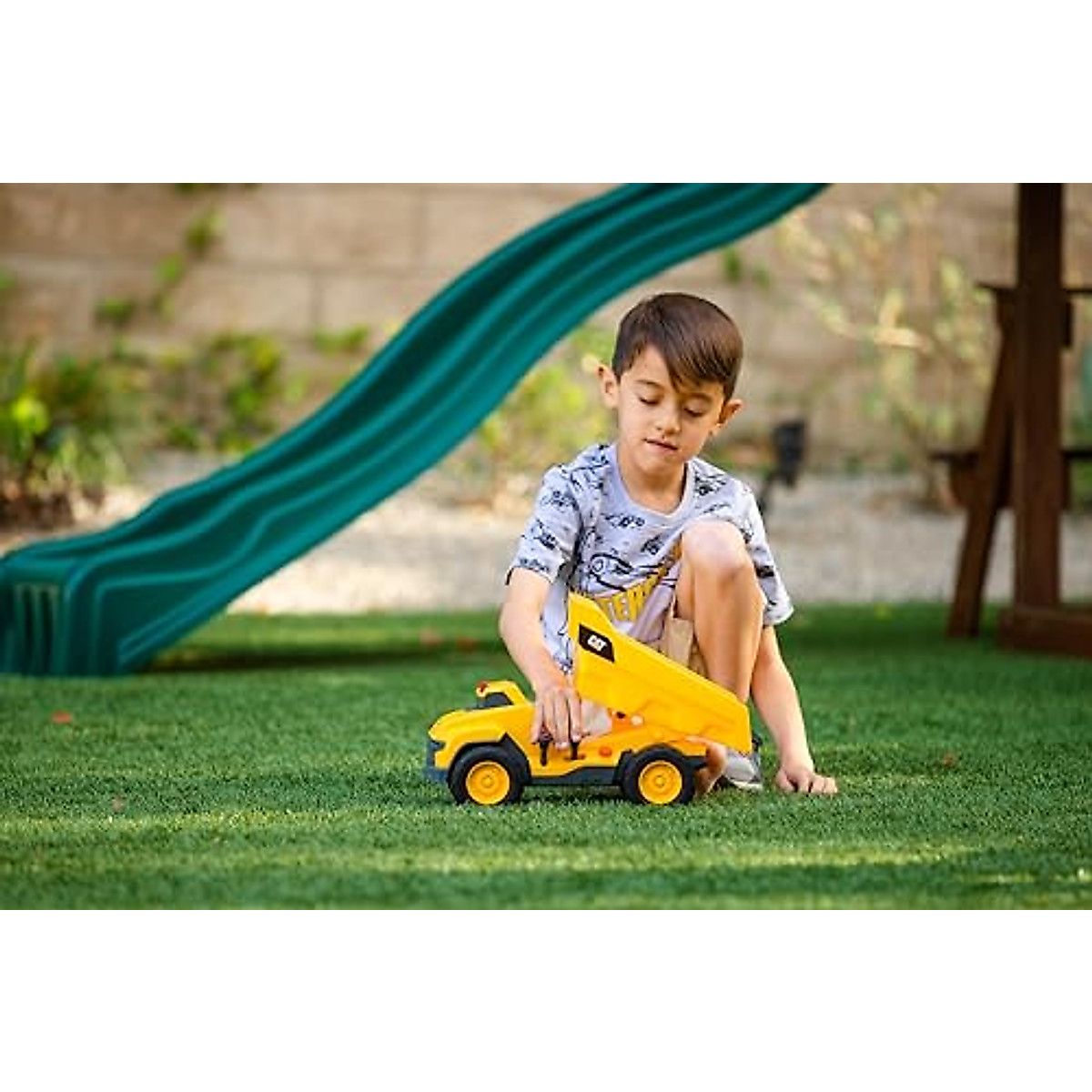 CAT Construction Toys, Motorized Dump Truck Toy, 6 Unique Sounds, 2 Motorized Functions, Lights & Sounds, Includes 3 AA Batteries.