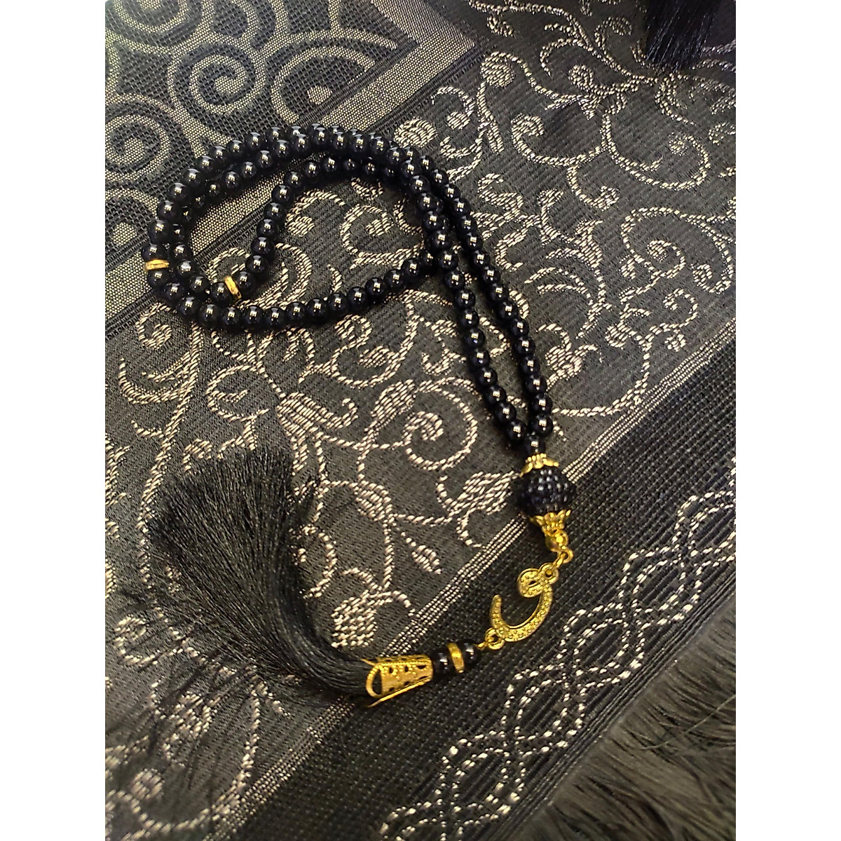 rolezyum Muslim Prayer Rug and Prayer Beads with Elegant Design Cylinder Gift Box, Janamaz, Sajadah, Soft Islamic Gifts Set, Carpet Mat, Taffeta Fabric (Black)