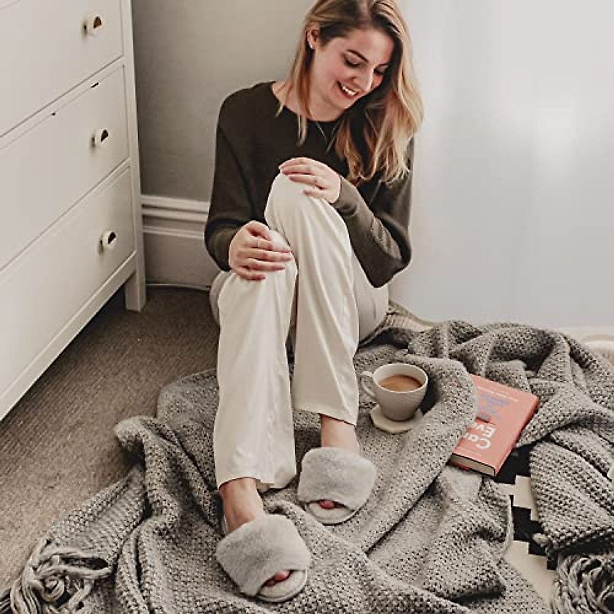 LongBay Women's Fuzzy Faux Fur Memory Foam Cozy Flat Spa Slide Slippers Comfy Open Toe Slip On House Shoes Sandals (Medium / 7-8, Gray)