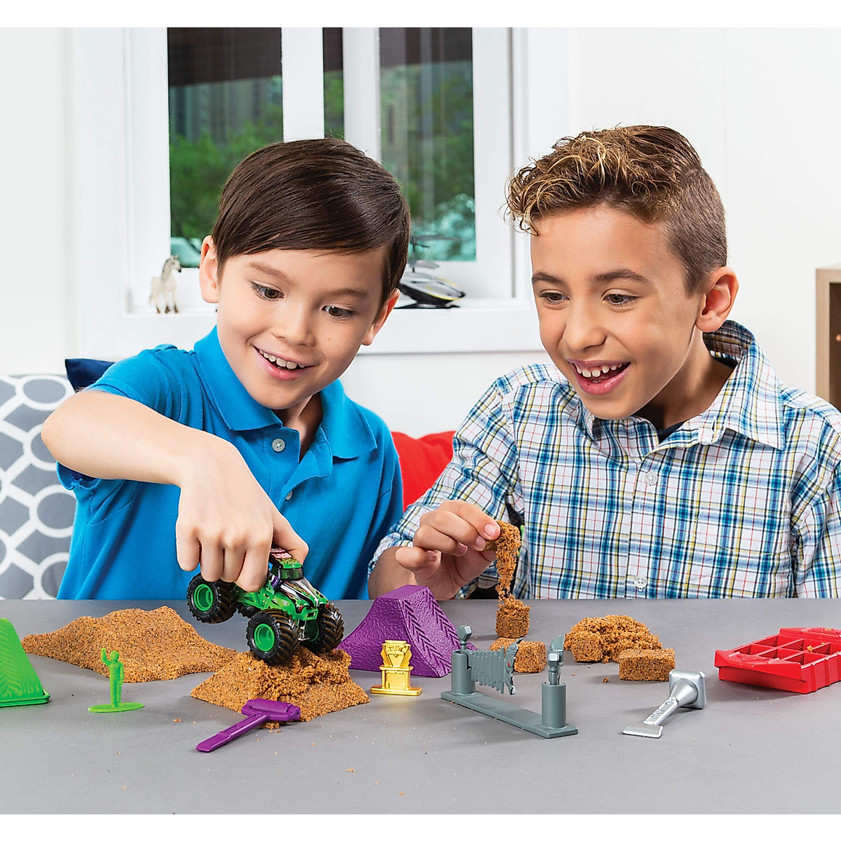 Monster Jam, Grave Digger Monster Dirt Deluxe Set, Featuring 16oz of Monster Dirt and Official 1:64 Scale Die-Cast Monster Jam Truck