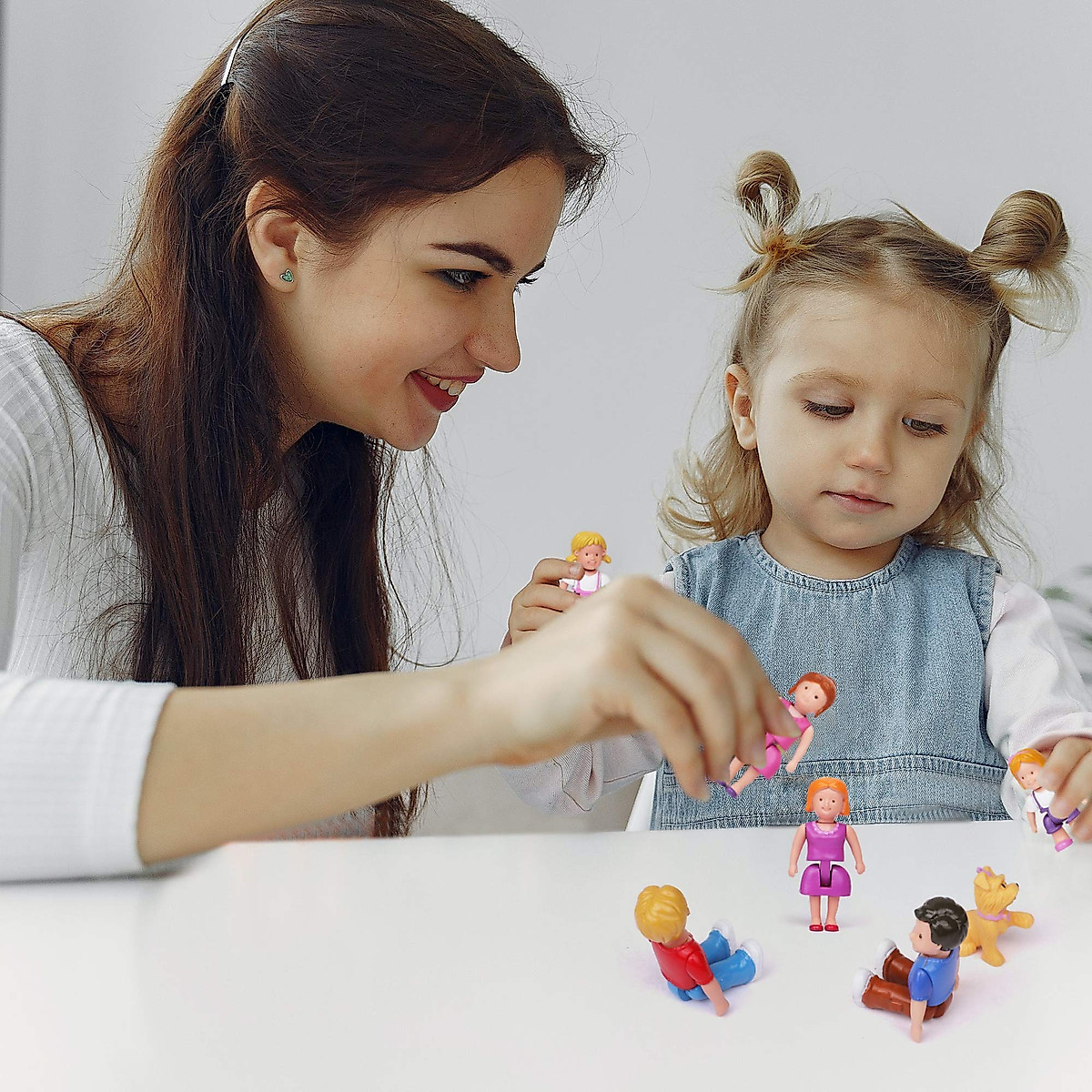 Playkidz Family Figures - Set of 7 Small Toy People for Dollhouse Play, Includes Parents, Sibling, and Pet - Doll House Accessories for Children