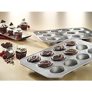 USA Pan Bakeware Nonstick Cupcake and Muffin Pan with LId, 12 Cup, WHITE