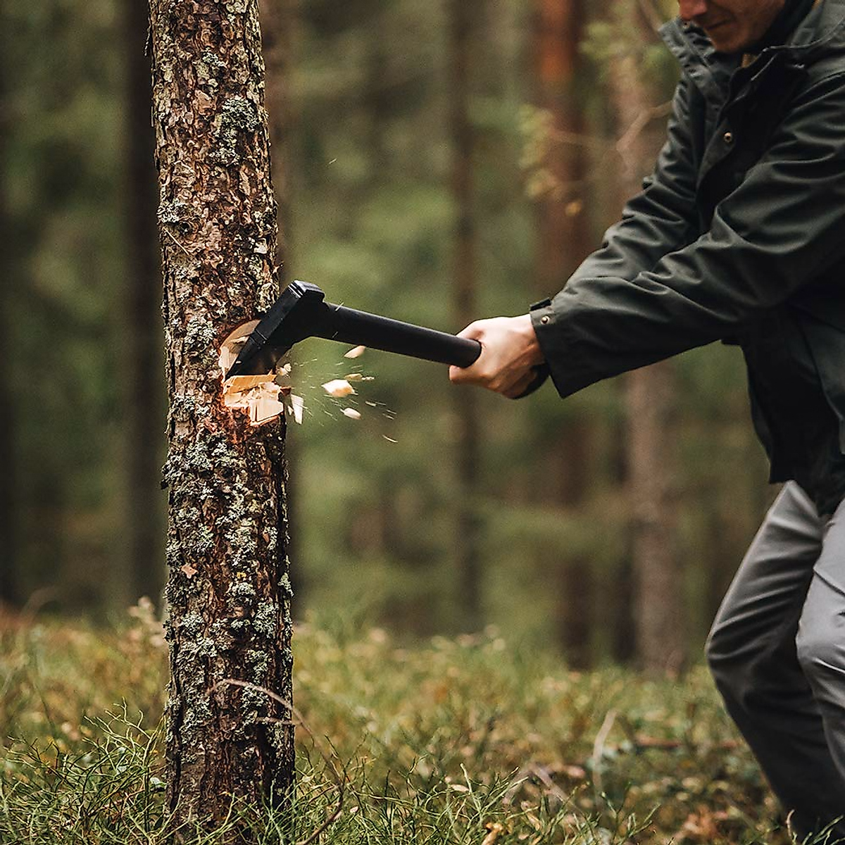 Fiskars Chopping Axe - 28" Shock Absorbing Handle and Low-Friction Steel Blade Coating - Wood Chopper Axe with Sheath - Ideal for Felling Trees - Black