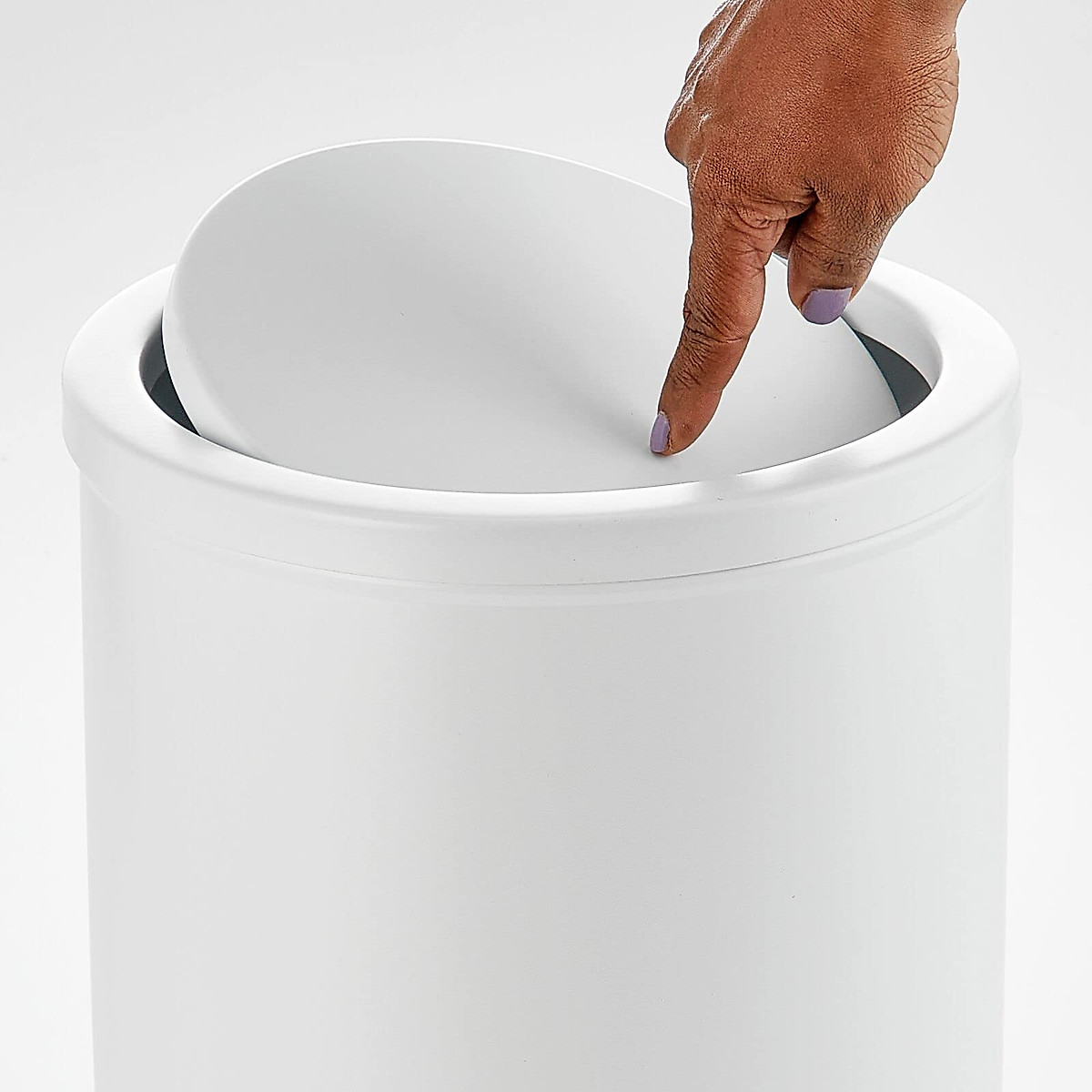 mDesign Small Round Metal 4.8 Gallon Covered Bathroom Garbage Swing Lid Trash Can Waste Basket Bin for Bathroom, Bedroom, Kitchen, Craft Room, Office, Laundry Room, Garage - White