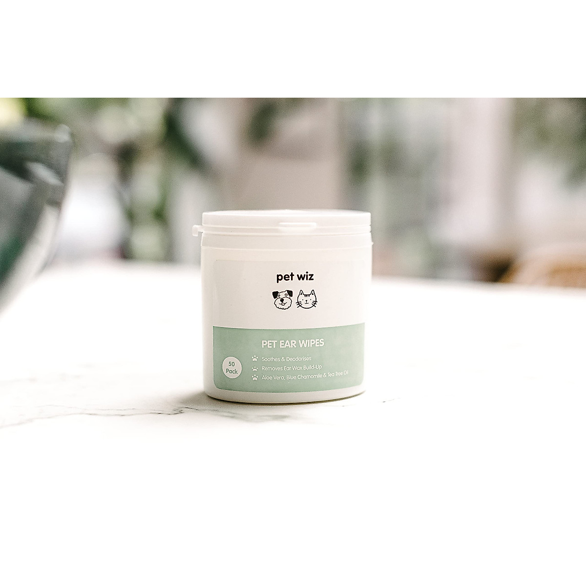 pet wiz Ear Wipes for Dogs & Cats. Clean, Soothe & Deodorise with Natural Active Ingredients Aloe Vera, Witch Hazel, Tea Tree Oil and Blue Chamomile Extract.