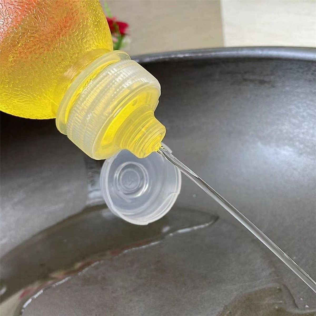 CHENSHUO Plastic Squeeze Bottle, Clear Condiment Squeeze Bottle, With Silicone Valve Non Return Cap,Suitable for Oil, Honey, BBQ Sauce and Condiments,10 OZ Anti Slip Squeeze Bottle,4 Pieces
