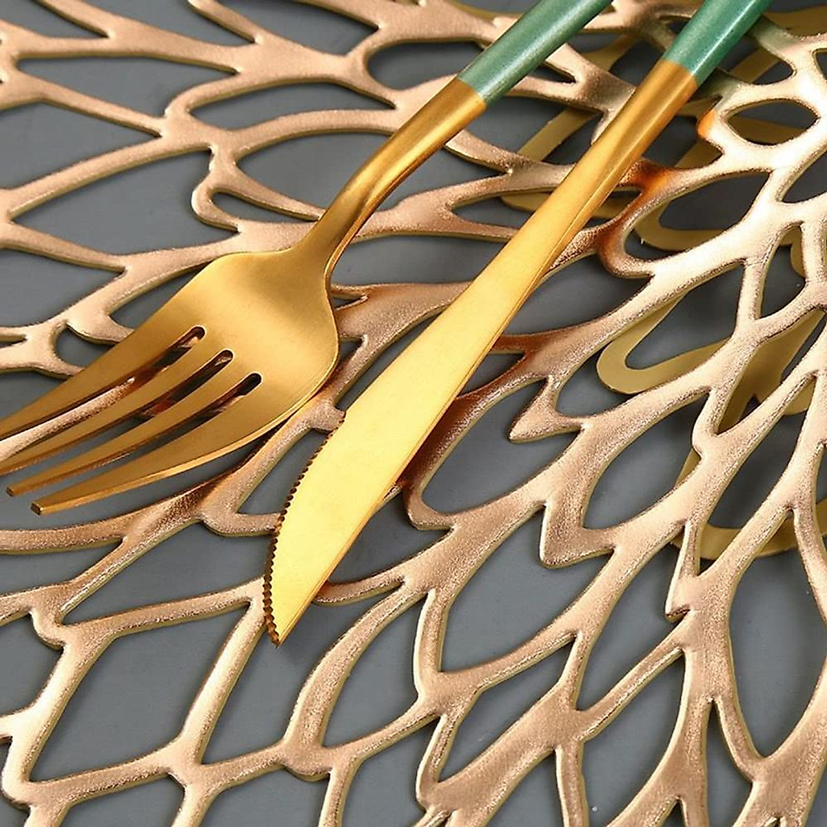 Xmkuwa Placemats 15 inch Pressed Vinyl Round Table Mates for Dining Table Set of 6, Washable and Wipeable Kitchen Place Mat for Holiday Wedding Dinner Table Decoration Mat (Gold A)