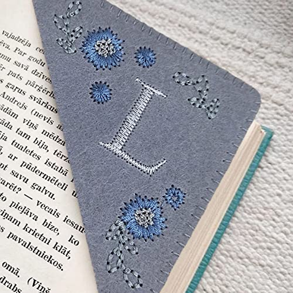 Personalized Hand Embroidered Corner Bookmark, 26 Letters Cute Flower Embroidered Corner Bookmark Embroidery Book Marker Clip for Book Lovers Bookmarks for Reading Lovers Meaningful Gift