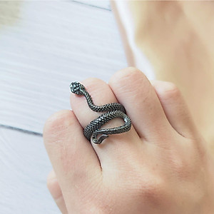 Snake Ring for Women Gothic Black Snake Rings Punk Open Adjustable Silver Snake Knuckle Rings Stackable Reptile Serpent Band Rings for Halloween Costumes Accessories