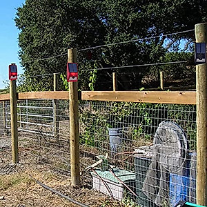 Aolyty Solar Warning Lights with 100DB Alarm Sound, 6 Modes Solar Motion Sensor Wall Light Waterproof Security Flashing Lamp for Home Garden Warehouse Pasture Farm Barn Factory Orchard (Red)