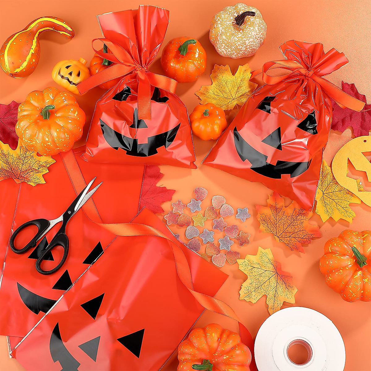 Tenare 100 Pcs Halloween Cellophane Treat Bags Pumpkin Plastic Goodie Bags Candy Gift Loot Bags with 22 Yards Ribbon for Party Favors Sacks, 6 x 9 Inch