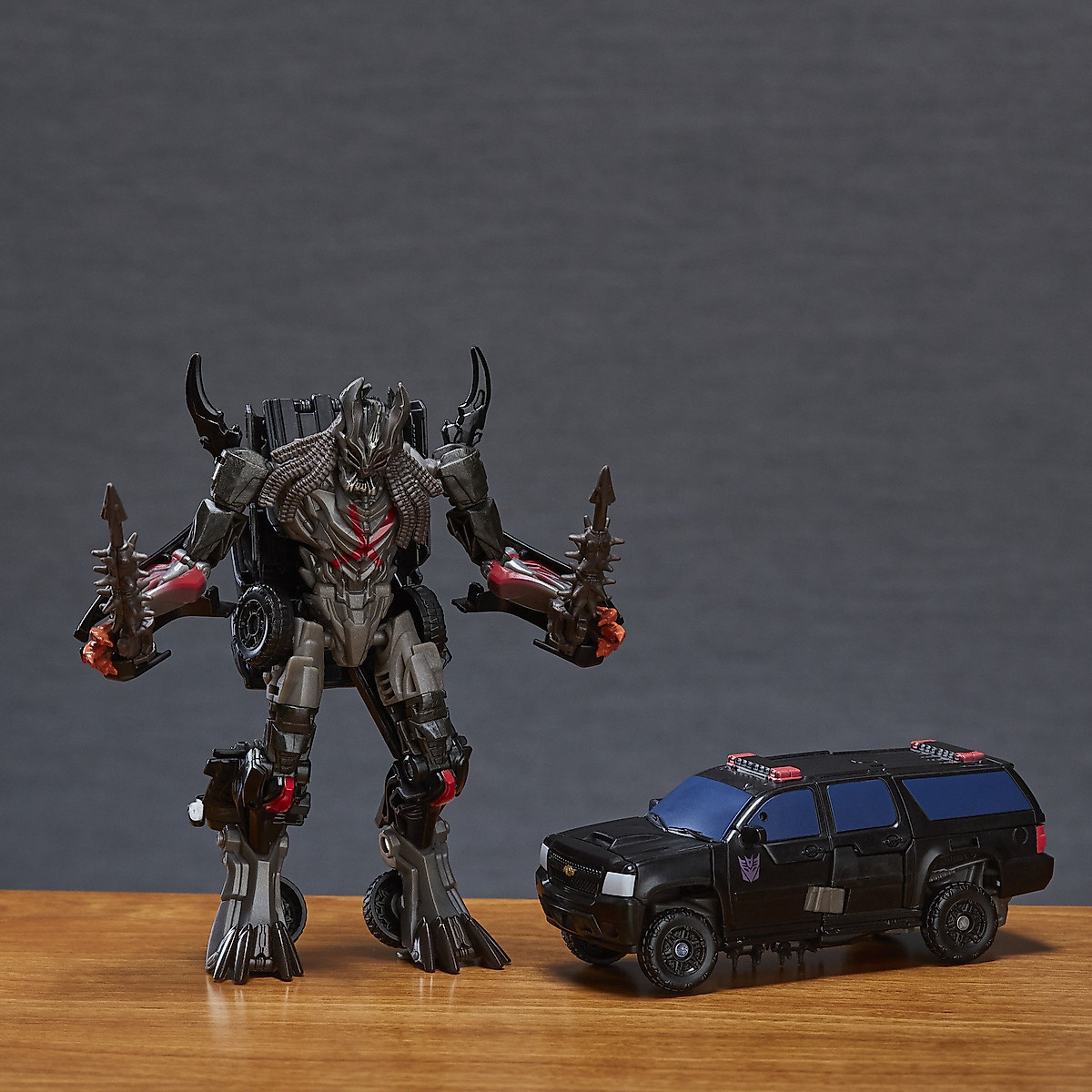 Transformers: The Last Knight Premier Edition Deluxe Decepticon Berserker