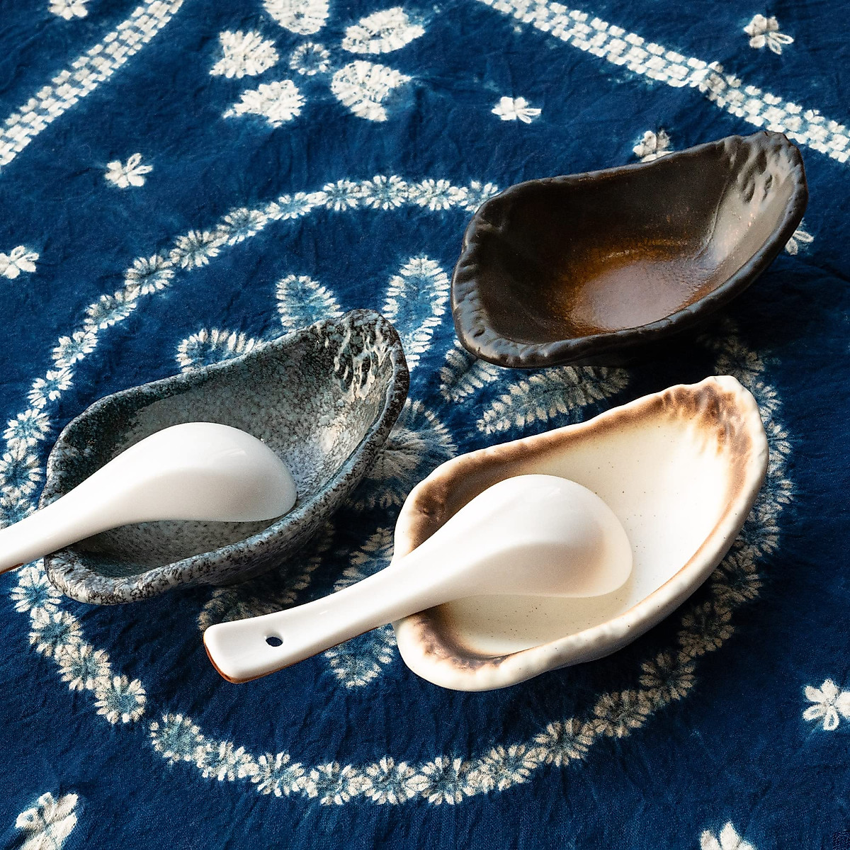 LINXUXIE Ceramic Spoon Rest for Stove Top, 3 PCS Shell-Shaped Stable Glaze Sauce Tray Fruits Dish Porcelain Utensil Spoon Holder for Kitchen Counter Dining Table Decor Easy Clean (NO.1)